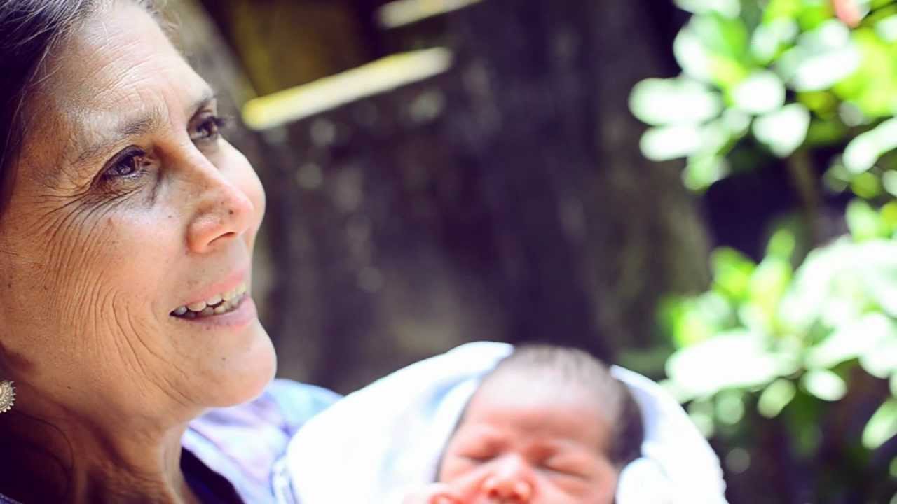 Ostetrica e poetessa: Ibu Robin Lim il 13 settembre a Bressanone