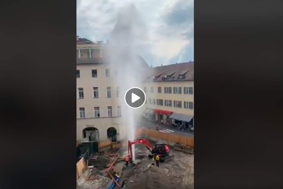 Si rompe una tubatura: un Geyser in piazza Walther Si rompe una tubatura: un Geyser in piazza Walther
