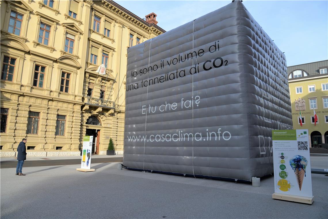 Clima ed emissioni, in piazza Magnago il cubo gigantesco di CO2