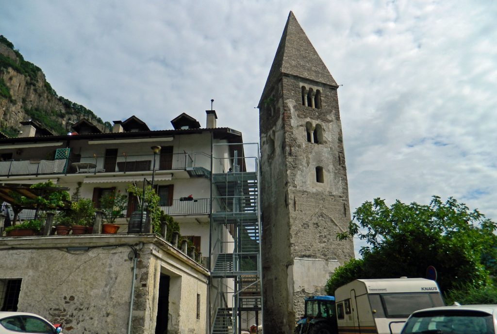 Viaggio a Vadena, il paese in cerca di un centro di gravità permanente