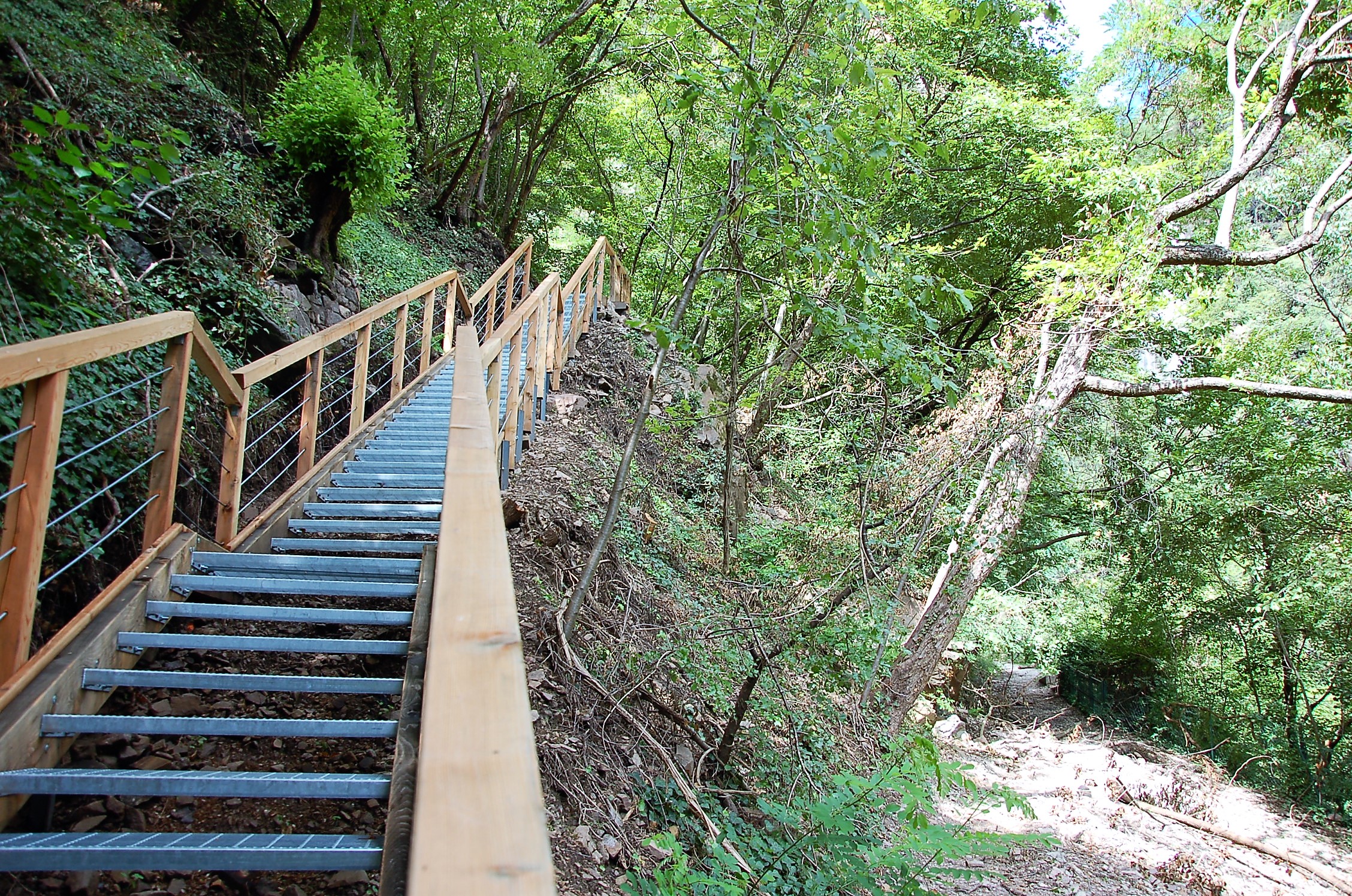 Una scalinata per riaprire in sicurezza la passeggiata del Rio Fago
