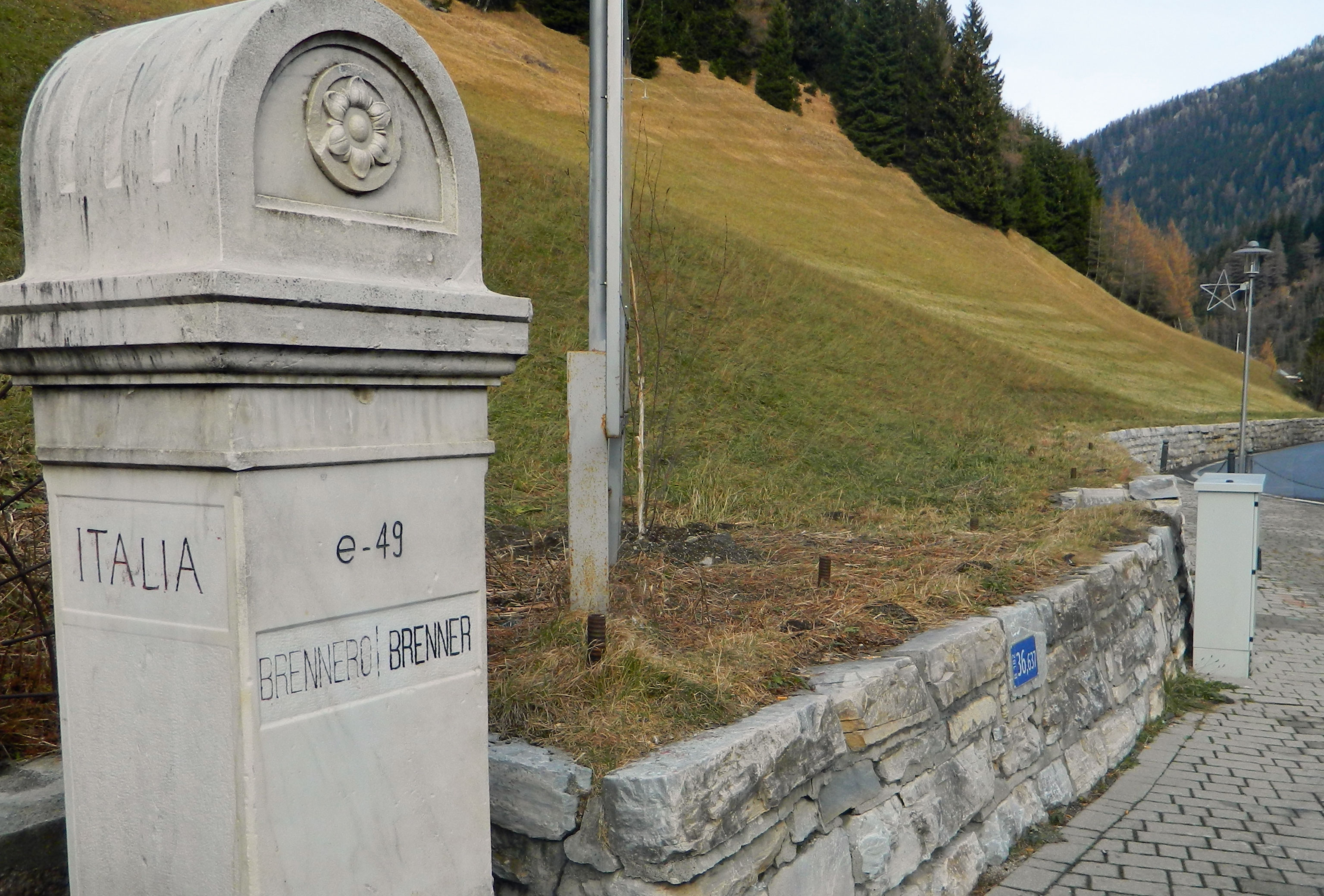 Viaggio al Brennero, i cent'anni del cippo dimenticato in un confine ...