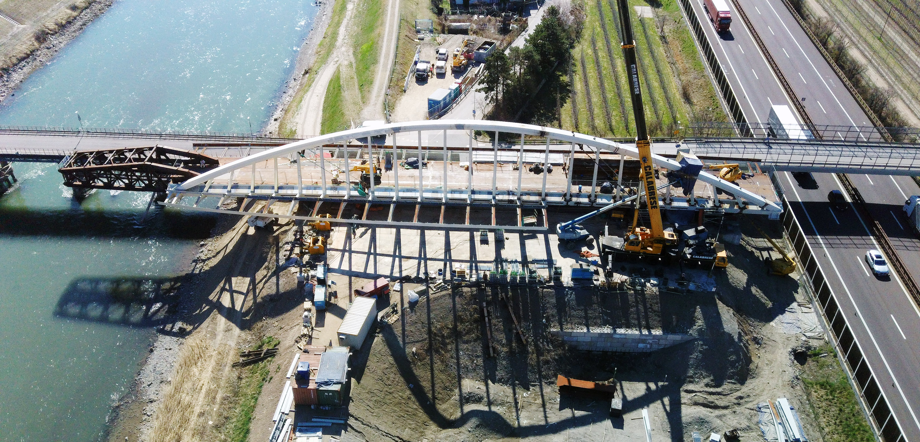 Egna, iniziato il varo del nuovo ponte sul fiume Adige