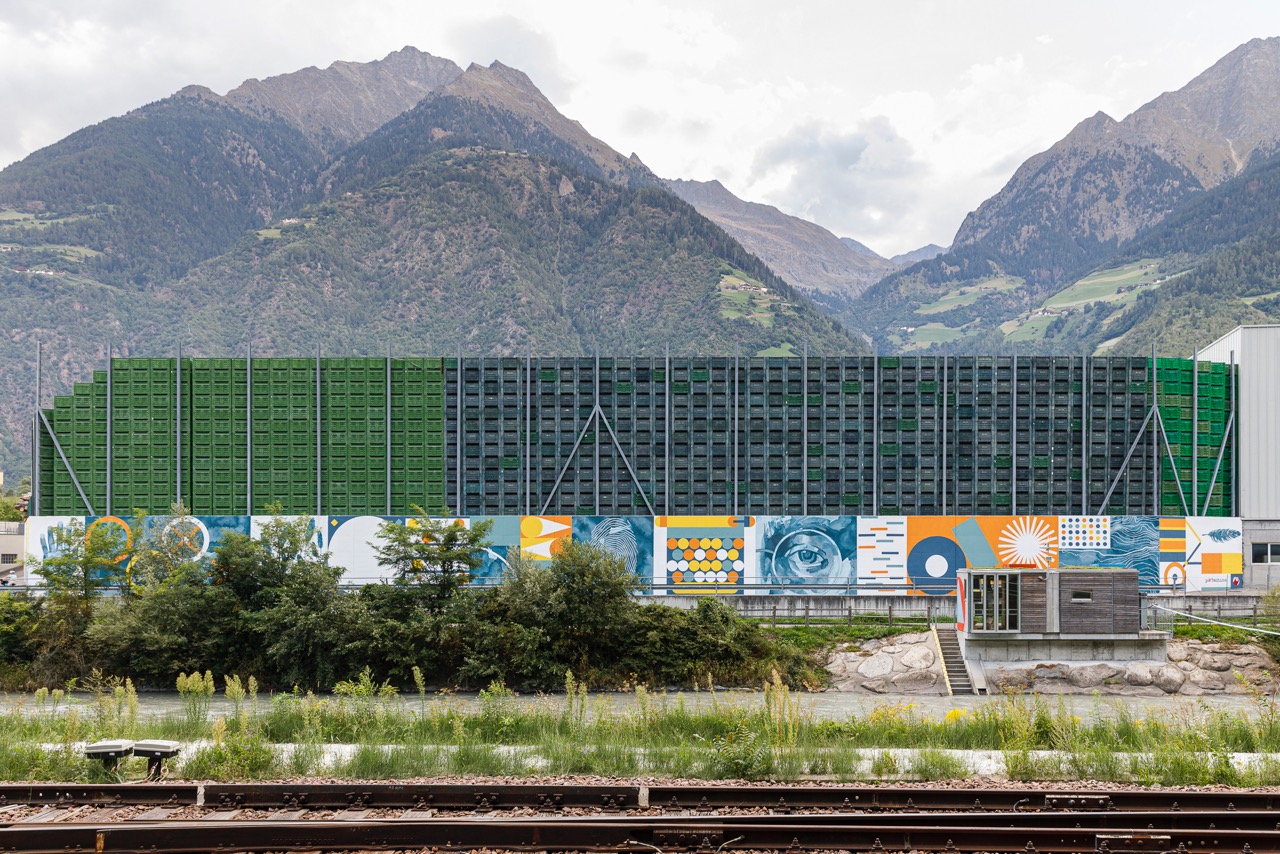 Lungo la pista ciclabile di Parcines spunta un nuovo gigantesco murales