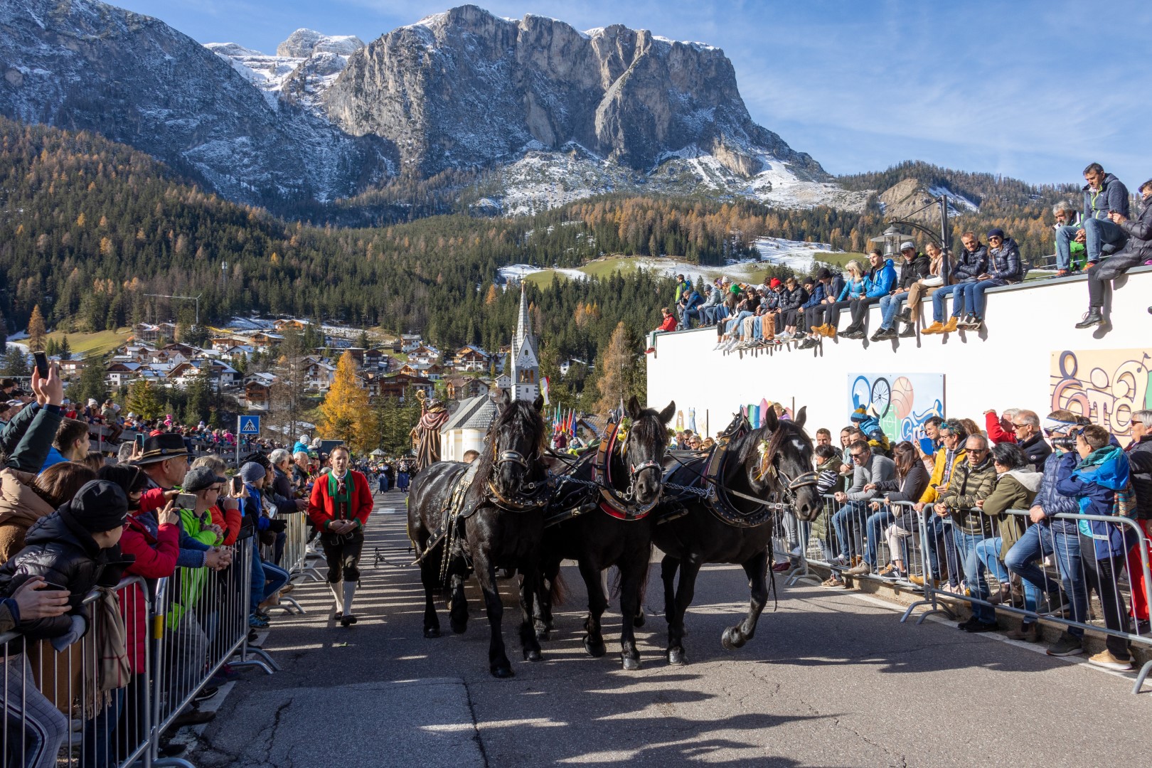 Cavalli e cavalieri da tutto l'Alto Adige per la Cavalcata di San Leonardo