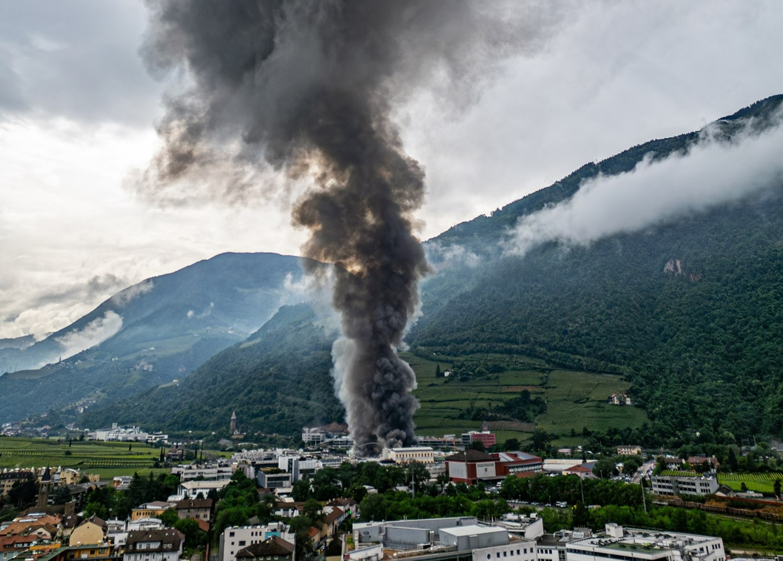 Bolzano, grosso incendio all'Alpitronic. Le autorità: tenere chiuse le ...