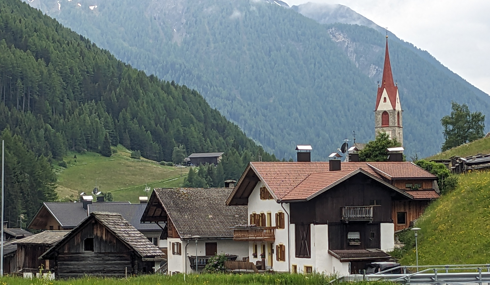 Predoi: Bolzano vista da lontano e l’overtourism visto da vicino